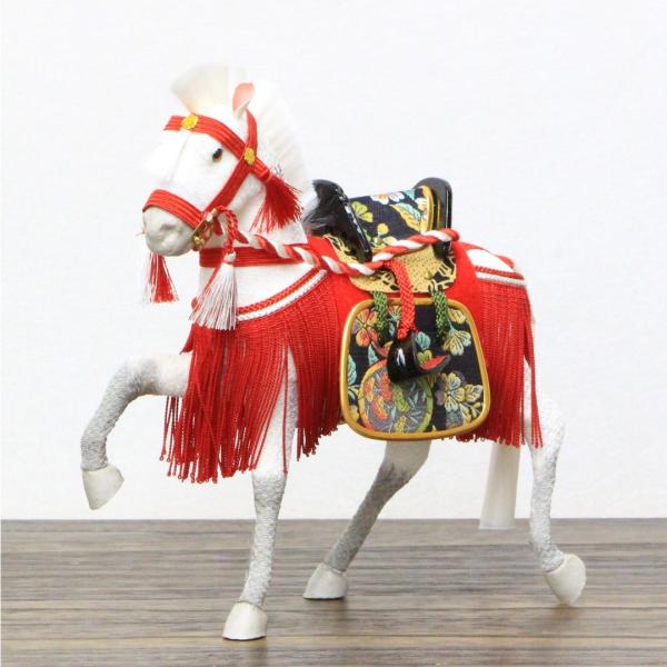 6号ちりめん飾り馬 赤飾り（箱入り）馬の高さ18ｃｍちりめん飾り馬（幸運をもたらす伝統の飾り馬）特上縮緬布を張り、シンプルに飾り付けしました。飽きの来ない一品です。※鞍部分の金襴生地は　柄が多少変わる場合があります。