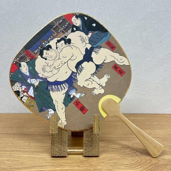 情緒豊かな日本画をあしらった趣味のうちわ 。海外へのお土産やインテリアとしても大人気です。竹うちわ中型うちわ浮世絵相撲絵・取組江戸時代から明治時代にかけて描かれた浮世絵のジャンルのひとつで、土俵上での力士の激しい取組みが描かれています。江戸...
