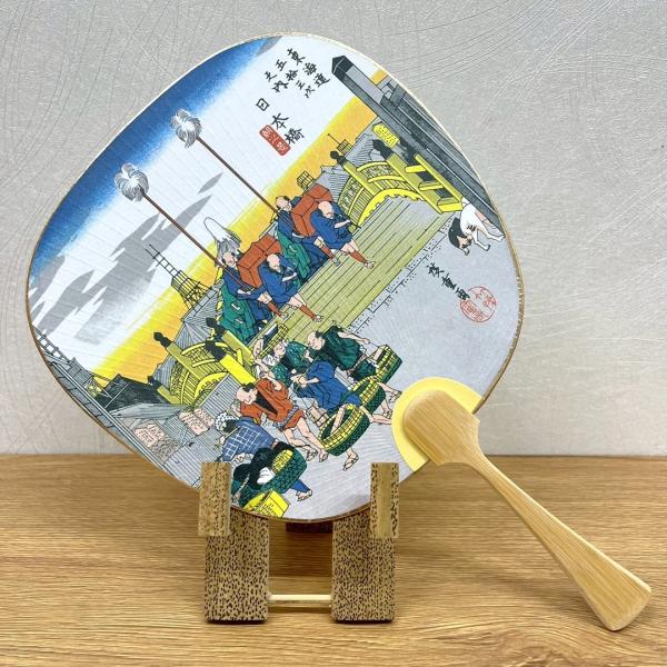 情緒豊かな日本画をあしらった趣味のうちわ 。海外へのお土産やインテリアとしても大人気です。竹うちわ中型うちわ浮世絵歌川広重東海道五拾三次之内 日本橋 朝之景橋の上を行き交う人々や籠かき、背景の建物や空のグラデーションが、江戸の活気と旅の始ま...