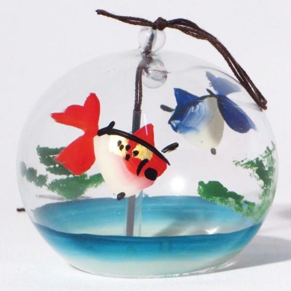 小丸という、江戸風鈴のもっとも基本的な形です。赤と青の金魚が一匹ずつ描かれた絵柄です。 音をよくするための工夫として鳴り口の部分をわざとギザギザのままにしてあります。怪我をしやすい部分なのでお取り扱いの際には十分お気をつけください。手作りの...