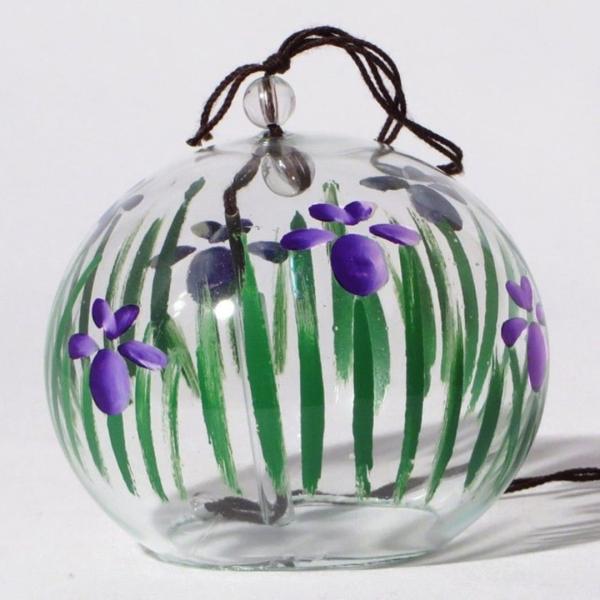 小丸という、江戸風鈴のもっとも基本的な形です。あやめの花が描かれた絵柄です。音をよくするための工夫として鳴り口の部分をわざとギザギザのままにしてあります。怪我をしやすい部分なのでお取り扱いの際には十分お気をつけください。手作りのため音色も一...