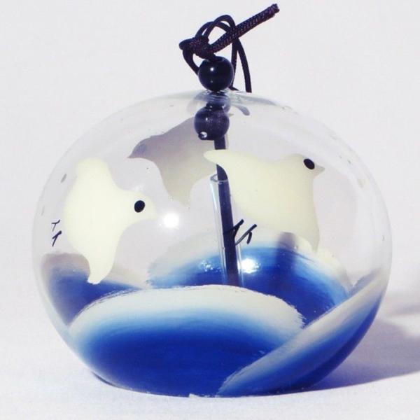 小丸という、江戸風鈴のもっとも基本的な形です。特選小丸は、通常の小丸に比べ使用している絵具・色数などが多く絵柄に手が込んでおります。大波小波も家族力をあわせて乗り越えてゆく『夫婦円満』『家内安全』を表す縁起の良い千鳥の絵柄です。 音をよくす...