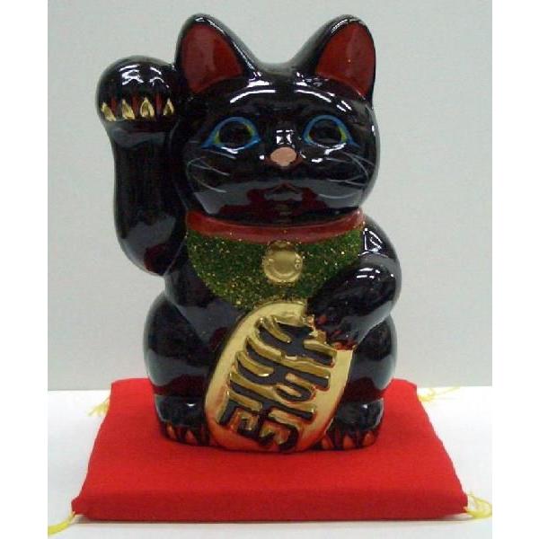 5号招き猫小判黒（右手）　座布団付（常滑の招き猫）材質：焼き物サイズ：高さ17ｘ間口12ｘ奥行12（約cm）元祖福をまねく招き猫　　招き猫小判黒右手人を招く左手もあります。ご注文時にお選びください。古来より縁起物とされている招き猫。左手を上...