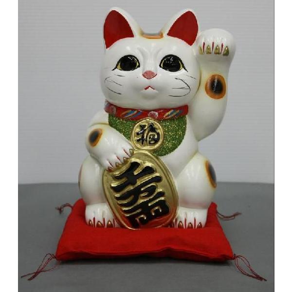 6号招き猫小判白（左手）　座布団付（常滑の招き猫）材質：焼き物サイズ：高さ19（約cm）元祖福をまねく招き猫　　招き猫小判白左手右手、左手をお選びいただけます。古来より縁起物とされている招き猫。アメリカでも「ラッキーキャット」の愛称で幸運を...
