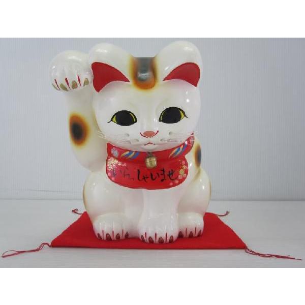 8号おじぎ招き福猫白（右手）　座布団付（常滑の招き猫）材質：焼き物サイズ：高さ25ｘ間口21ｘ奥行18（約cm）元祖福をまねく招き猫　　おじぎ招き福猫白（右手）左手を上げた招き猫は「お客」を招き、右手を上げた招き猫は「お金」を招くと言われて...