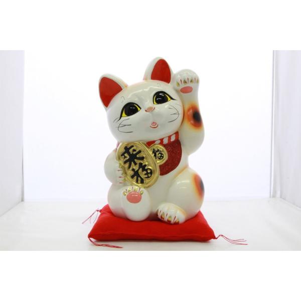 7号招き猫ダンシング　座布団付（常滑の招き猫）材質：焼き物サイズ：高さ23.5（約cm）元祖福をまねく招き猫　　招き猫開運小判白左手古来より縁起物とされている招き猫。アメリカでも「ラッキーキャット」の愛称で幸運を招くマスコットとして人気があ...