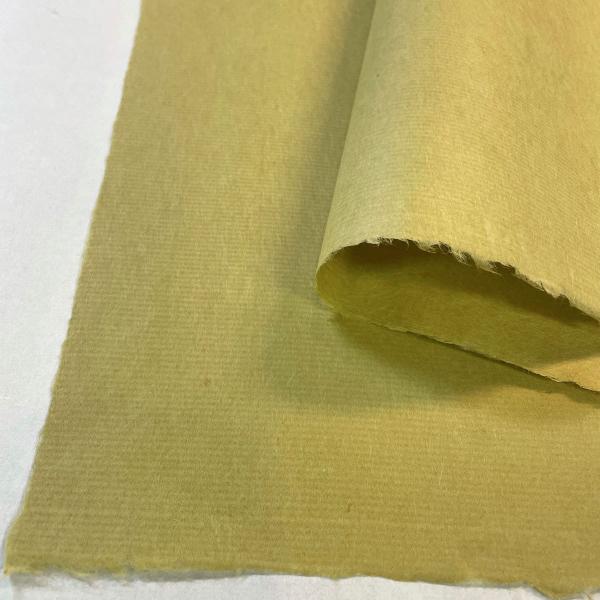 富山県八尾で漉かれている手漉きの染紙です。草木染めの純楮紙で、紙を漉く際の簀跡が縞の模様のように表れて味わいがあります。紙人形、ちぎり絵などのあらゆるクラフトにお使いいただけます。抄造の際に染料を調合するのでロットによる多少の色ブレがありま...