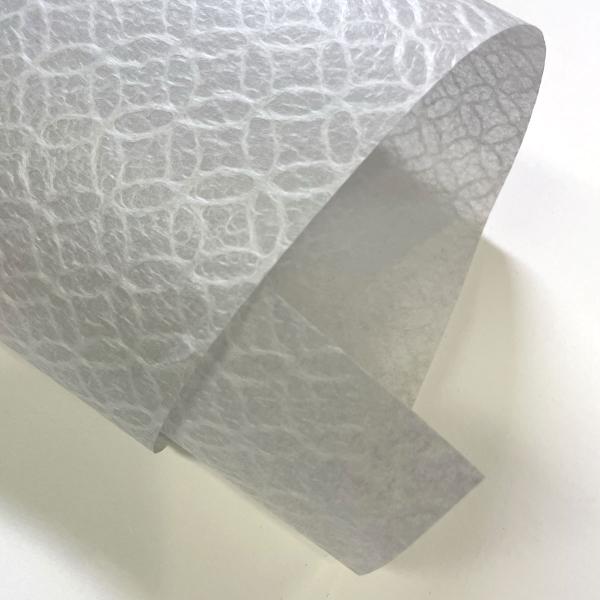 七宝文様のレースペーパーを色和紙と漉き合せた中厚和紙。カード作りなどのクラフトや、さまざまな大きさや形に切って、敷紙やコースター、テーブルマットにもお勧めです。サイズ： 約788×545mm原材料：レーヨン、パルプ産地：土佐