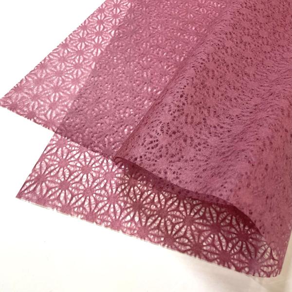 伝統柄の麻の葉文様のレースペーパー。カード作りなどのクラフトや、贈り物を華やかに包むラッピングなどにもご活用ください。サイズ： 約788×545mm原材料：レーヨン、パルプ産地：土佐