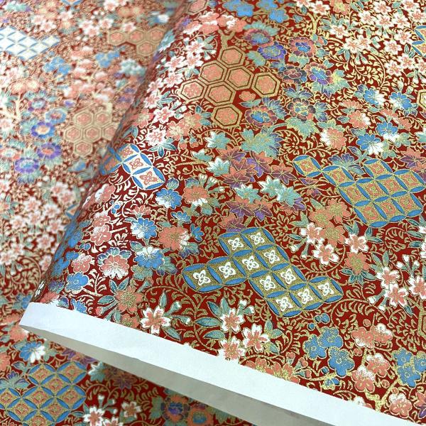 友禅染の着物のような華やかな柄の和紙です。折り紙、和紙人形、小物作り等々のクラフトにお使い頂けます。サイズ： 630mm x 930mm (柄により若干誤差があります。)産地： 京都備考： 機械漉和紙