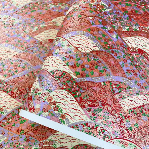 友禅染の着物のような華やかな柄の和紙です。折り紙、和紙人形、小物作り等々のクラフトにお使い頂けます。サイズ： 630mm x 930mm (柄により若干誤差があります。)産地： 京都備考： 機械漉和紙