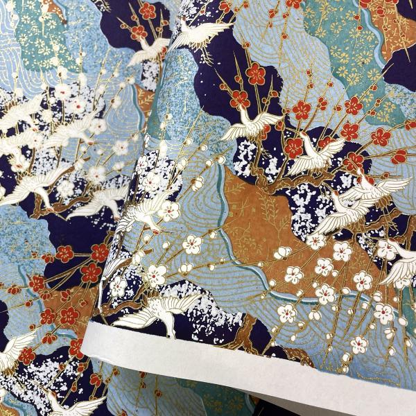 友禅染の着物のような華やかな柄の和紙です。折り紙、和紙人形、小物作り等々のクラフトにお使い頂けます。サイズ： 630mm x 930mm (柄により若干誤差があります。)産地： 京都備考： 機械漉和紙