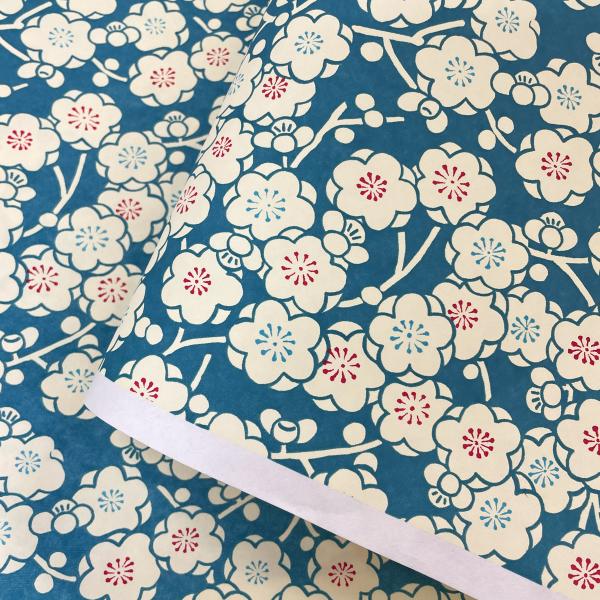 友禅染の着物のような華やかな柄の和紙です。折り紙、和紙人形、小物作り等々のクラフトにお使い頂けます。サイズ： 630mm x 930mm (柄により若干誤差があります。)産地： 京都備考： 機械漉和紙