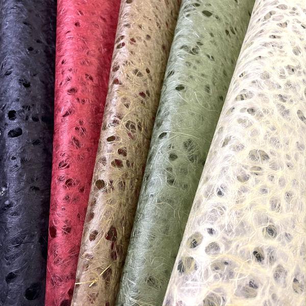 麻の繊維を漉き込み、水滴を利用してレースのように仕上げた落水紙です。レースのようですがふわふわと柔らかい訳ではなく、麻の繊維が絡まって張りのある和紙です。模様の隙間から漏れる光を活かして照明、ランプシェードや装飾、インテリアなど、またラッピ...