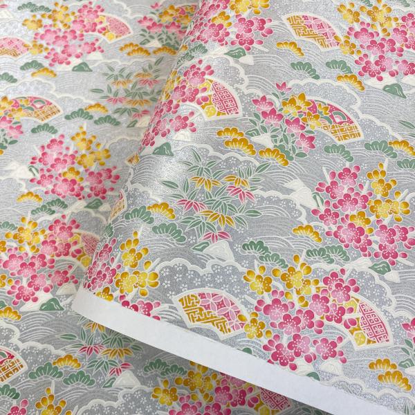 金地の華やかな古典柄に、白い縁取りは発泡加工され、少しぷっくりした立体感のある豪華な和紙です。折り紙、和紙人形、小物作り等々のクラフトにお使い頂けます。サイズ： 630mm x 930mm (柄により若干誤差があります。)産地： 京都備考：...