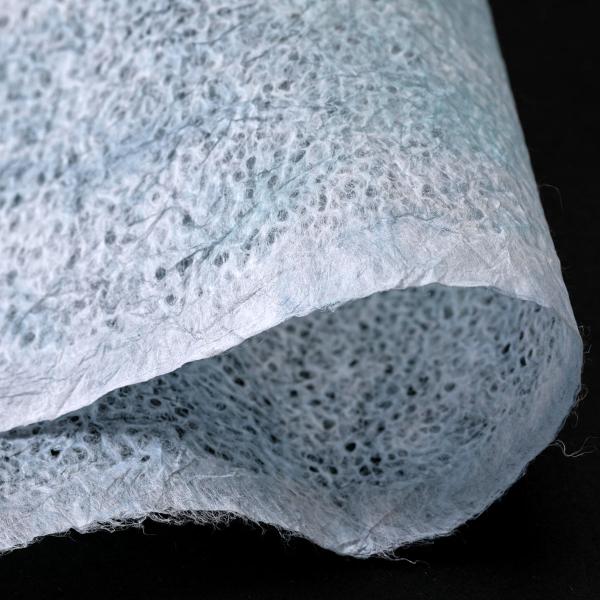 春雨ぼかし 落水紙  浅葱色 水色 水滴を利用してレースのように仕上げた落水紙、その中でも薄く細かな水滴模様をつけたものが春雨です。 繊細で美しく、感触も柔らかです。模様の隙間から漏れる光を活かして照明、ランプシェードや装飾、インテリアなど...