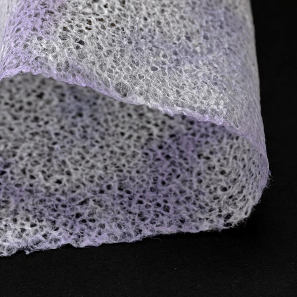 春雨ぼかし 落水紙  藤色 薄紫色水滴を利用してレースのように仕上げた落水紙、その中でも薄く細かな水滴模様をつけたものが春雨です。 繊細で美しく、感触も柔らかです。模様の隙間から漏れる光を活かして照明、ランプシェードや装飾、インテリアなど、...