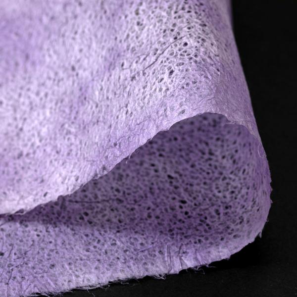 春雨ぼかし 落水紙  紫色 藤色水滴を利用してレースのように仕上げた落水紙、その中でも薄く細かな水滴模様をつけたものが春雨です。 繊細で美しく、感触も柔らかです。模様の隙間から漏れる光を活かして照明、ランプシェードや装飾、インテリアなど、ま...