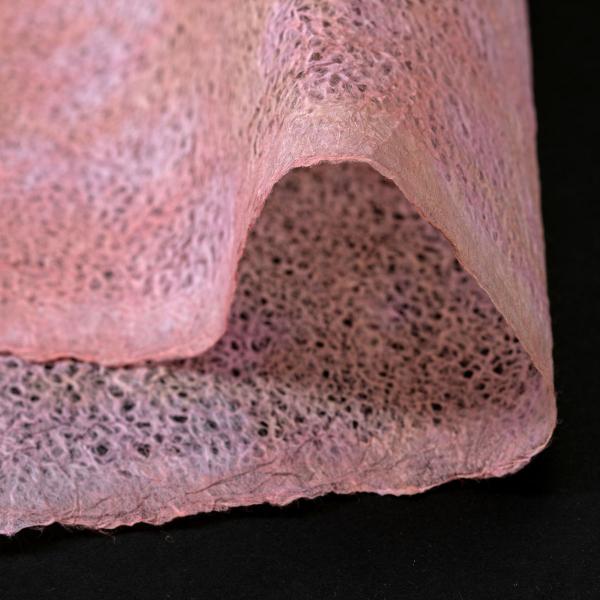 春雨ぼかし 落水紙  サーモンピンク色 桃色 オレンジ色水滴を利用してレースのように仕上げた落水紙、その中でも薄く細かな水滴模様をつけたものが春雨です。 繊細で美しく、感触も柔らかです。模様の隙間から漏れる光を活かして照明、ランプシェードや...