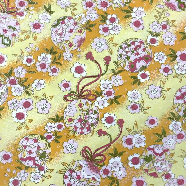 友禅染の着物のような華やかな柄の和紙です。折り紙、和紙人形、小物作り等々のクラフトにお使い頂けます。サイズ： 630mm x 930mm (柄により若干誤差があります。)産地： 京都備考： 機械漉和紙