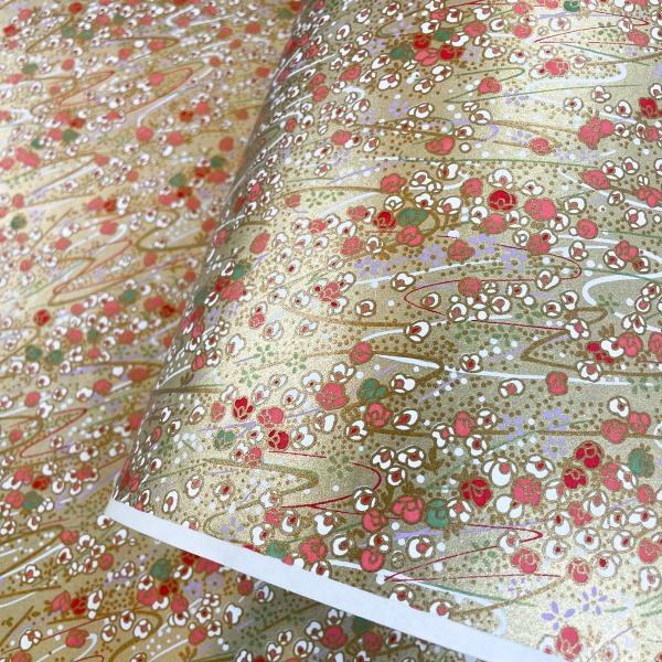 友禅染の着物のような華やかな柄の和紙です。折り紙、和紙人形、小物作り等々のクラフトにお使い頂けます。サイズ： 630mm x 950mm (柄により若干誤差があります。)産地： 京都備考： 機械漉和紙