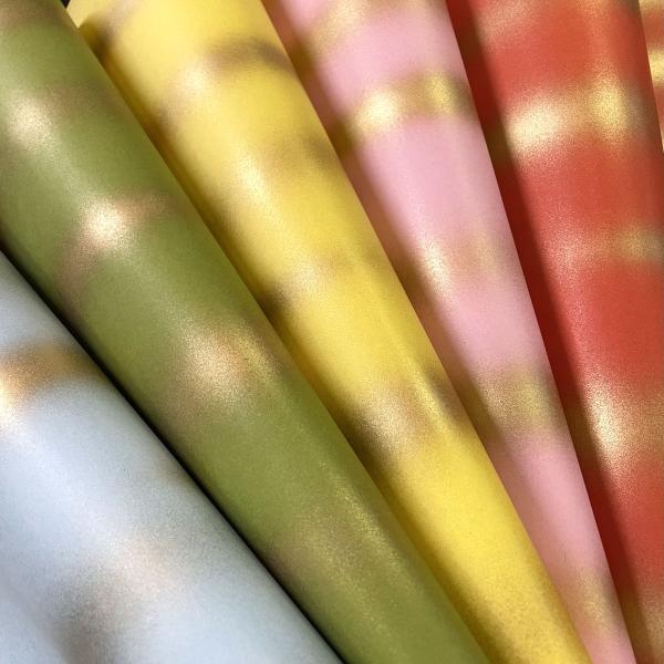 金雲のぼかしが豪華なイメージの和紙です。機械漉きですので表面はなめらかで、さまざまな用途にお使いいただけます。使いやすい小さいサイズです。サイズ： 約400mm x540mm備考： 機械漉和紙表示の価格は１枚の価格です。色と数量をご指定下さい。