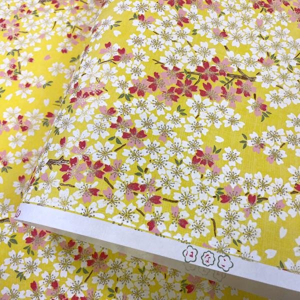 友禅染の着物のような華やかな柄の和紙です。折り紙、和紙人形、小物作り等々のクラフトにお使い頂けます。サイズ： 630mm x 930mm (柄により若干誤差があります。)産地： 京都備考： 機械漉和紙