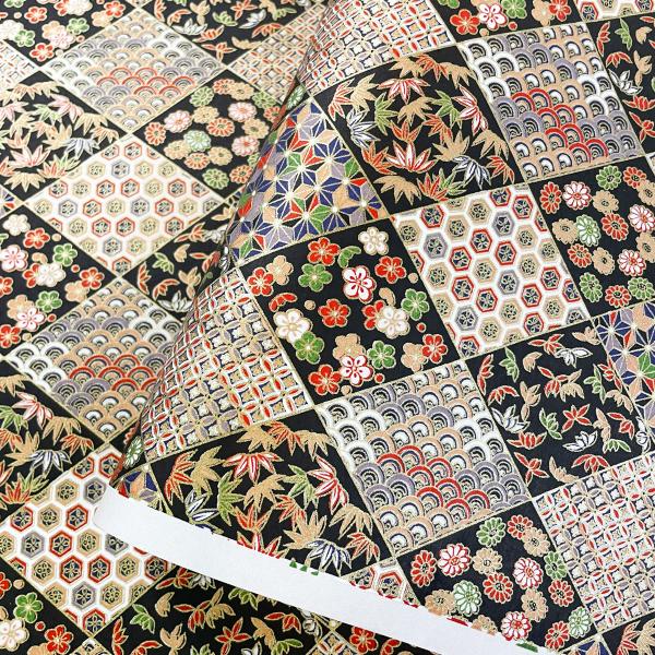 友禅染の着物のような華やかな柄の和紙です。折り紙、和紙人形、小物作り等々のクラフトにお使い頂けます。サイズ： 630mm x 930mm (柄により若干誤差があります。)産地： 京都備考： 機械漉和紙