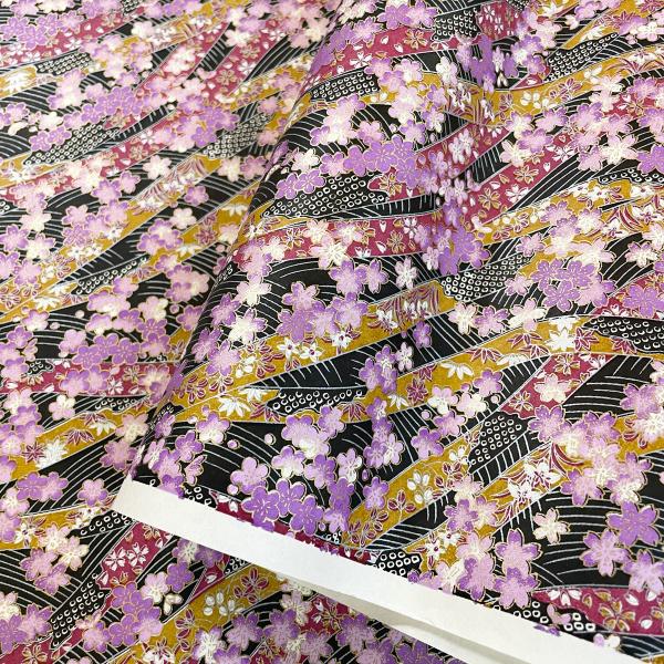 友禅染の着物のような華やかな柄の和紙です。折り紙、和紙人形、小物作り等々のクラフトにお使い頂けます。サイズ： 630mm x 930mm (柄により若干誤差があります。)産地： 京都備考： 機械漉和紙