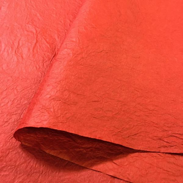 仕上がった紙にこんにゃく糊を塗布し揉み加工を施した和紙です。揉み加工によって布に近い柔らかな手触りになっています。また紙自体に強度があり破れにくくなっています。もみ紙の風合いと強度を生かしてインテリアやあらゆるクラフトにお使いいただけます。...