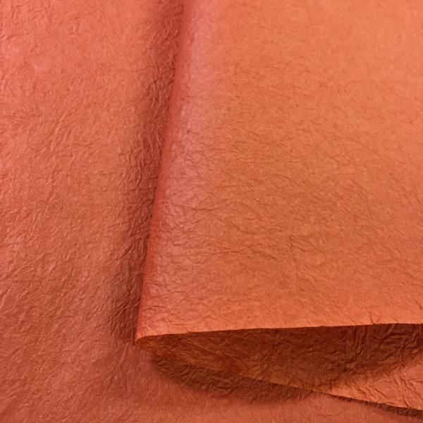 仕上がった紙にこんにゃく糊を塗布し揉み加工を施した和紙です。揉み加工によって布に近い柔らかな手触りになっています。また紙自体に強度があり破れにくくなっています。もみ紙の風合いと強度を生かしてインテリアやあらゆるクラフトにお使いいただけます。...