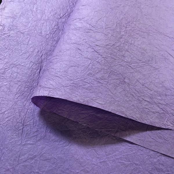 仕上がった紙にこんにゃく糊を塗布し揉み加工を施した和紙です。揉み加工によって布に近い柔らかな手触りになっています。また紙自体に強度があり破れにくくなっています。もみ紙の風合いと強度を生かしてインテリアやあらゆるクラフトにお使いいただけます。...