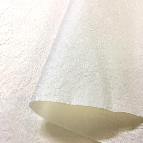 仕上がった紙にこんにゃく糊を塗布し揉み加工を施した和紙です。揉み加工によって布に近い柔らかな手触りになっています。また紙自体に強度があり破れにくくなっています。もみ紙の風合いと強度を生かしてランプシェードなどのインテリアやあらゆるクラフトに...