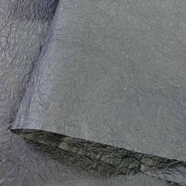 仕上がった紙にこんにゃく糊を塗布し揉み加工を施した和紙です。揉み加工によって布に近い柔らかな手触りになっています。また紙自体に強度があり破れにくくなっています。もみ紙の風合いと強度を生かしてランプシェードなどのインテリアやあらゆるクラフトに...