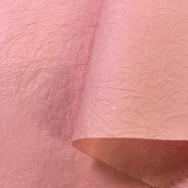 仕上がった紙にこんにゃく糊を塗布し揉み加工を施した和紙です。揉み加工によって布に近い柔らかな手触りになっています。また紙自体に強度があり破れにくくなっています。もみ紙の風合いと強度を生かしてインテリアやあらゆるクラフトにお使いいただけます。...