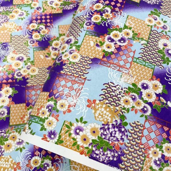 友禅染の着物のような華やかな柄の和紙です。折り紙、和紙人形、小物作り等々のクラフトにお使い頂けます。サイズ： 630mm x 930mm (柄により若干誤差があります。)産地： 京都備考： 機械漉和紙