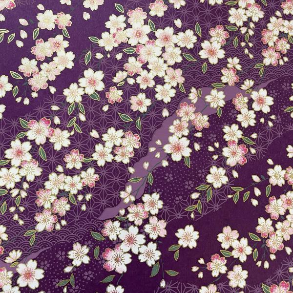 友禅染の着物のような華やかな柄の和紙です。折り紙、和紙人形、小物作り等々のクラフトにお使い頂けます。サイズ： 630mm x 930mm (柄により若干誤差があります。)産地： 京都備考： 機械漉和紙