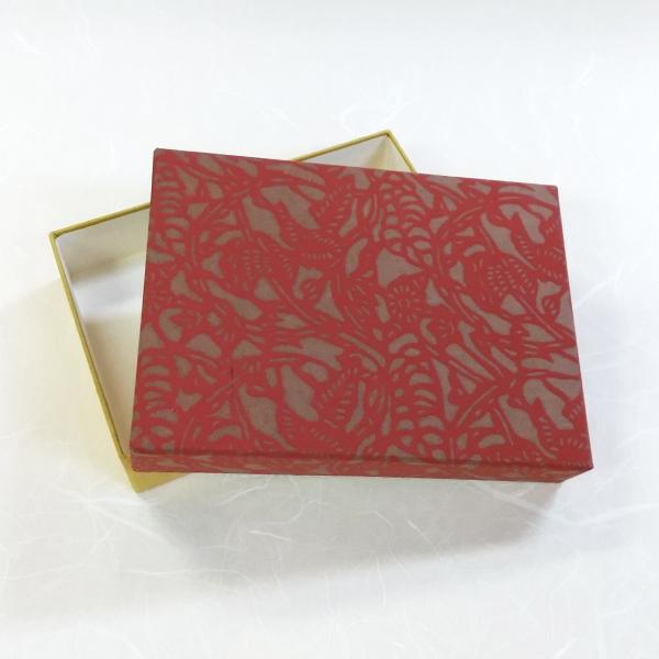 楮和紙を型染めの技法で染め上げた型染紙を使ったハガキサイズの文箱です。ハガキや写真の収納はもちろん、お気に入りの文具や裁縫道具、アクセサリー入れに、またギフトボックスとしてもおすすめです。森田和紙オリジナルサイズ：16.5×11.5×3cm...