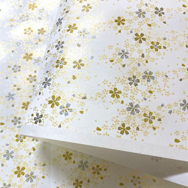 友禅染の着物のような華やかな柄の和紙です。折り紙、和紙人形、小物作り等々のクラフトにお使い頂けます。サイズ： 630mm x 930mm (柄により若干誤差があります。)産地： 京都備考： 機械漉和紙