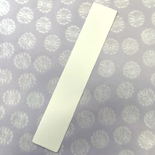 書画、ちぎり絵や貼り絵用の短冊です。手漉きで耳付き、裏打ちなどはない一枚物です。サイズ：6.5x36.5cm＊こちらの商品は定形外郵便(1点の場合、全国一律200円)での発送も可能です。＊ご注文数量や他の商品との同梱の場合は発送方法や送料が...