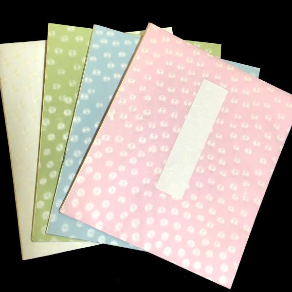 色紙を包むたとう紙です。色紙の保存や贈り物にする際にお使いいただけます。上質な美術紙で高級感があります。白の台紙と薄い雲竜紙の色紙カバー付きです。サイズ：270mm × 240mm  大色紙用こちらの商品はクリックポストでの発送も可能です。...