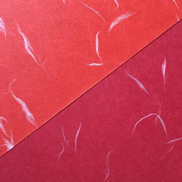 和紙の表面に繊維を散らした大礼紙です。機械漉きですので表面はなめらかで、便箋、封筒、箸袋などさまざまな用途にお使いいただけます。サイズ： 約800mm x1100mm備考： 機械漉和紙表示の価格は１枚の価格です。色と数量をご指定下さい。この...