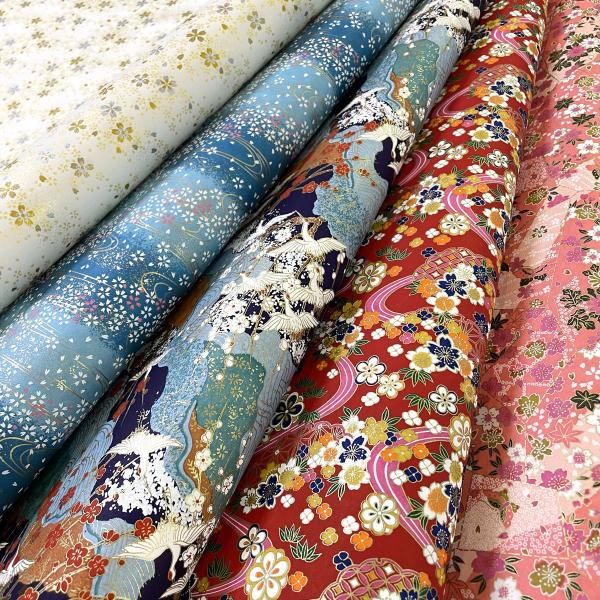 友禅染の着物のような華やかな柄の和紙です。折り紙、和紙人形、小物作り等々のクラフトにお使い頂けます。お得な５枚セットでの販売です。柄の組み合わせはお任せください。豊富な在庫の中からお選びします。商品画像は例です。色や柄のご希望がございました...