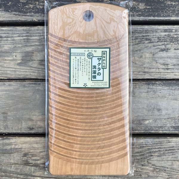 国産の桜材を使用しています。自然木の中でも特に水に強い日本で育ったサクラの一枚板で仕上げました。洗濯物の汚れを落としやすく、生地をできるだけ傷めないようにするため表面を滑らかなウェーブ型に仕上げました。水に対して強い性質を持つ桜材で出来た洗...