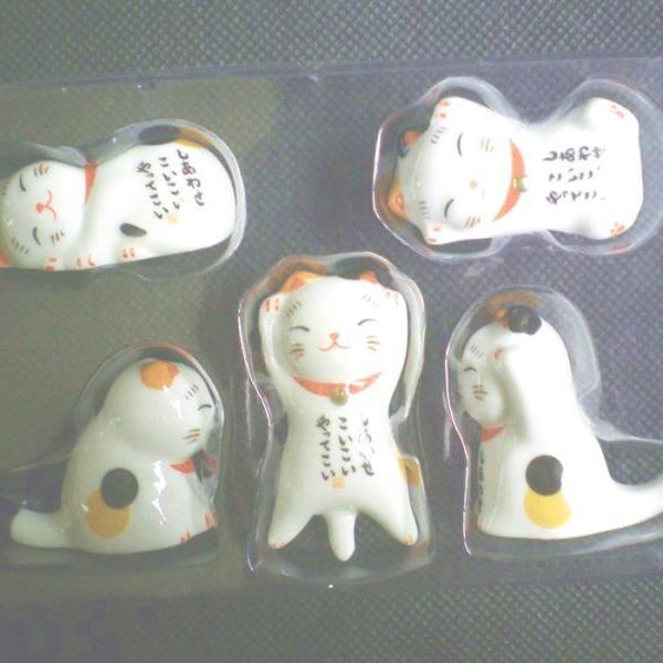 猫に ごはん!  開運にゃんこ箸置！身も心も幸せ日和身長：小さい子3cmから大きい子5cm 、５人家族素材：陶器（落とさなければ結構長寿）