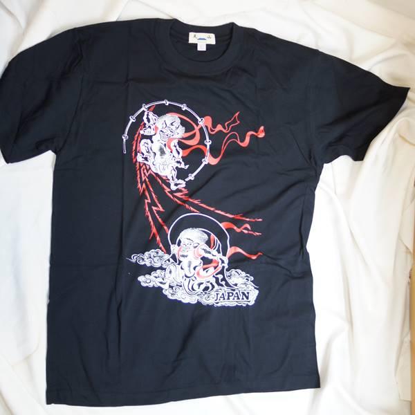 ※1,900円から値引き処分風神雷神　Tシャツ風神雷神の絵では、俵屋宗達筆の屏風画が一番有名で、風袋から風を吹き出し、下界に風雨をもたらす風神と、太鼓を叩いて雷鳴と稲妻をおこす雷神の活動の姿を描写しています。また、風神雷神の彫像で日本最古の...