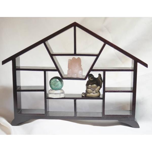 茶器や中国骨董、天然石などの珍品を飾る陳列棚（珍品棚）です。蓋碗や茶壷などの茶器を飾る際は茶架と呼びますが、珍品棚にご自分のお気に入りの宝物を飾っておくと、見栄えがよくなります。この梅型は吉祥の模様の梅をイメージした木製の珍品棚です。中華料...