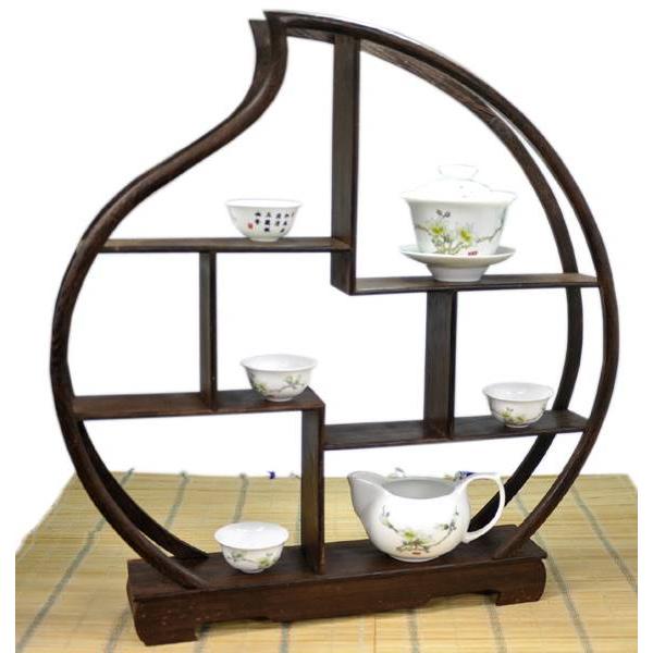 茶器や中国骨董、天然石などの珍品を飾る陳列棚（珍品棚）です。蓋碗や茶壷などの茶器を飾る際は茶架と呼びますが、珍品棚にご自分のお気に入りの宝物を飾っておくと、見栄えがよくなります。この梅型は吉祥の模様の梅をイメージした木製の珍品棚です。中華料...