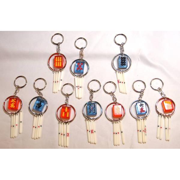 透明 赤青色 麻雀牌 小１個+白ミニ点棒4本付き キーホルダー ２個セット赤青色のミニ麻雀牌キーホルダー各1個ずつでの出荷となります。全長12ｃｍ（小牌＝2ｃｍ×１.7ｃｍ、ミニ点棒＝4.2ｃｍ）※牌の種類はアソート出荷となりますので、ご了...