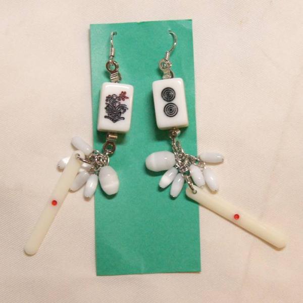 麻雀牌＋点棒 ピアスA全長10cm〜11cm麻雀牌と点棒が耳のところで揺れて、個性的でかわいいです！※牌や点棒の種類はご指定できませんので、あらかじめご了承下さい。